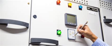 엔지니어는 제어판 시스템에서 공기 처리 장치 Ahu 스타터 버튼을 확인합니다 프리미엄 사진