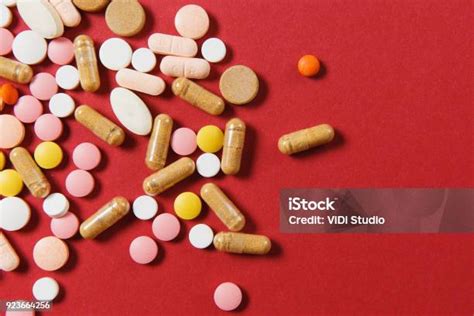 약물 백색 다채로운 라운드 정제 붉은 색 바탕에 초록 배열 아스피린 디자인에 대 한 캡슐 알 약 건강 치료 건강 한 라이프