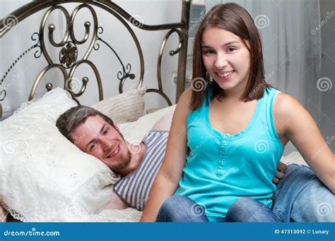 Coppie Amorose Che Si Rilassano Sul Letto Fotografia Stock Immagine