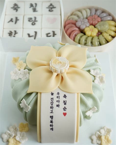 돼지머리케이크 마곡떡케이크 보자기케이크라이킹by라움 미니 쌀브라우니까눌레 주말내내 만들고 어제도 만들고 작년 크리스마스에는 떡만 쪘는데 올해는 쌀베이킹도 함께 해드리고