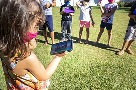 Crianças Fazendo Foto Utilizando Celular E Câmera Durante Atividade Física Pulsar Imagens