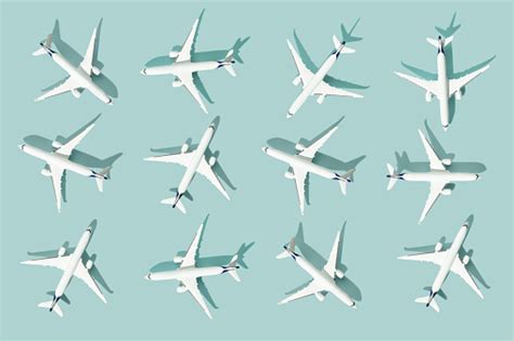 파란색 배경에 여객기로 만든 창조적 인 구성 여름 여행 또는 휴가 패턴 각도에 대한 스톡 사진 및 기타 이미지 각도 개념