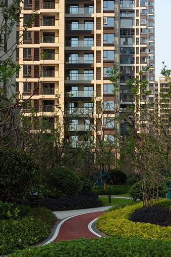 현대 도시의 고층 주거용 건물의 정원 풍경 녹색 잔디밭이있는 통로 정원의 조경 푸른 잔디밭과 꽃밭의 곡선 산책로 평면도 0명에 대한 스톡 사진 및 기타 이미지 Istock