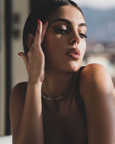 عکس های لخت جورجینا رودریگز نامزد کریس رونالدو بیوگرافی