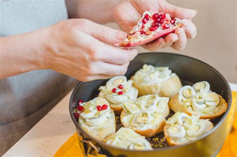 주부의 근접 촬영 프라이팬 만들기 간식에 바게트 피스를 튀김타파스와 샌드위치 건강한 생활방식에 대한 스톡 사진 및 기타 이미지 건강한 생활방식 굽기 마늘 Istock