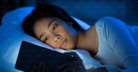 아시아 여성들은 밤에 자기 전에 침대에서 태블릿을 사용하고 있습니다 모바일 중독자 개념입니다 사진 Unsplash의 아시아 이미지