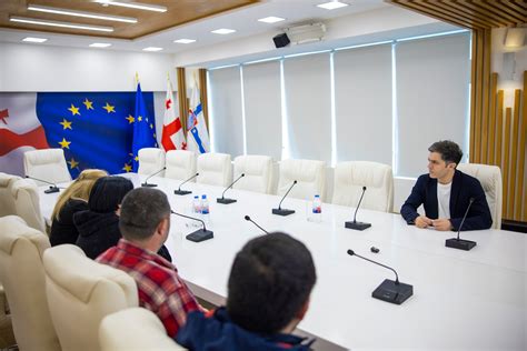 თბილისის თბილისის ვიცე მერი ირაკლი ხმალაძე ხანძრის შედეგად დაზარალებულ მოვაჭრეებს შეხვდა