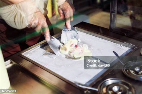 냉동 팬에 아이스크림 롤을 볶습니다 유기농 천연 압연 아이스크림 핸드메이드 디저트 강철에 대한 스톡 사진 및 기타 이미지 강철 건강한 생활방식 과일 Istock
