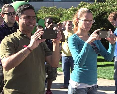 Mysterious Nexus Device Spotted In Android Kitkat Statue Unveiling