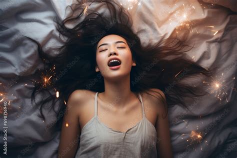 Foto De Babe Asian Woman Having Orgasm Beautiful Woman With Open Mouth And Closed Eyes