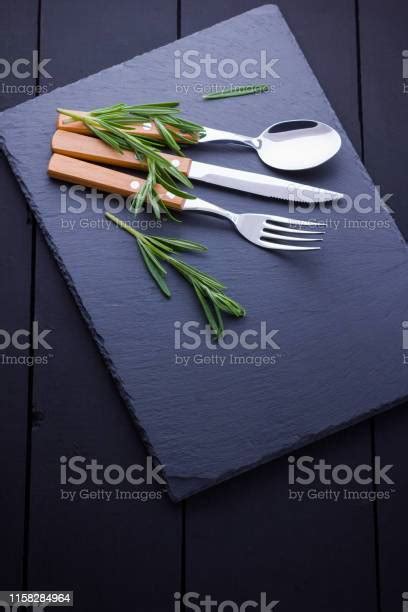 칼 칼 숟가락 슬레이트 돌에 포크 세트 로즈마리를 곁들인 크립토클러리 검은 색 배경입니다 공간을 복사합니다 맨 위 보기 0명에 대한 스톡 사진 및 기타 이미지 Istock