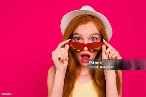 좋은 매력적인 사랑 스러운 사랑 스러운 충격된 빨간 머리 여자 긴 황금 머리를 가진 착용 모자 퍼 팅 아래에 고립 된 밝고