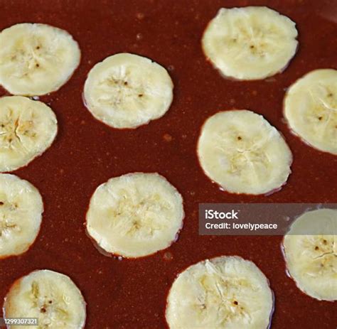 베이킹을위한 잘 익은 바나나와 통밀 초콜릿 케이크 반죽의 질감을 닫습니다 0명에 대한 스톡 사진 및 기타 이미지 0명 갈색