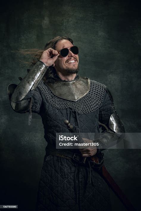잔인한 미소 남자의 빈티지 스타일 초상화 중세 전사 또는 어두운 배경에 고립 된 선글라스에 더러운 상처 얼굴과 기사 시대의 비교 35 39세에 대한 스톡 사진 및 기타