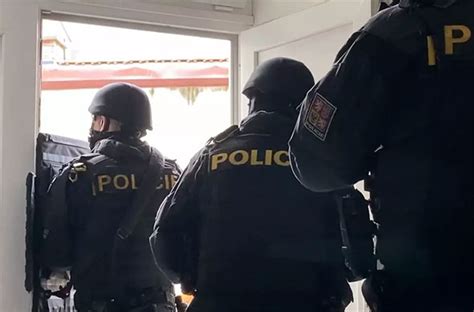 Чеська поліція провела операцію проти бойовиків які воювали на Донбасі Збруч