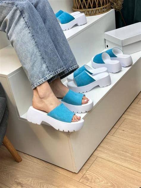 В наявності замшеві шльопанці масивні — ціна 3150 грн у каталозі Шльопанці Купити жіночі речі за