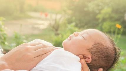 6 Cara Mengatasi Napas Bayi Berbunyi Grok-grok, Coba Jemur di Pagi Hari