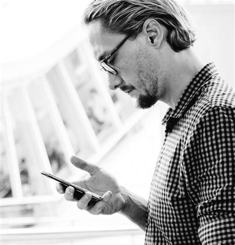 무료 이미지 미국 사람 수염 난 검정색과 흰색 금발 Bw 코카서스 사람 핸드폰 잡담 채팅 통신 커뮤니티 연결 데이터 디지털 전자 유럽 사람