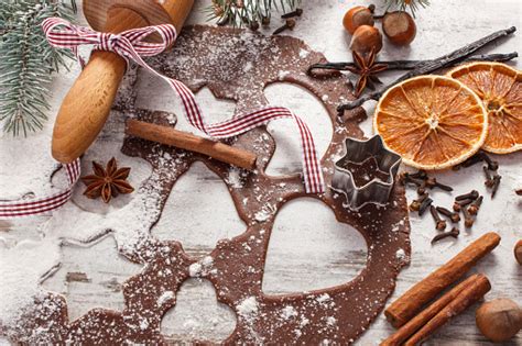 진저 브레드 를 베이킹크리스마스 쿠키 향신료 및 성분 반죽 가문비나무에 대한 스톡 사진 및 기타 이미지 가문비나무 건조 식품 계피 Istock