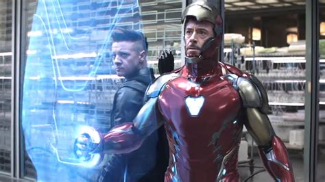 In Avengers Endgame 2019 Tony Starks Suit Retracts From The Feet