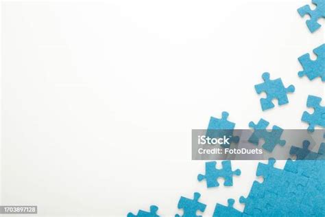 하얀 테이블 배경에 미완성 파란색 퍼즐 조각 근접 촬영 텍스트를 위한 빈 공간입니다 하향식 보기 흰색 배경에 대한 스톡 사진 및 기타 이미지 Istock