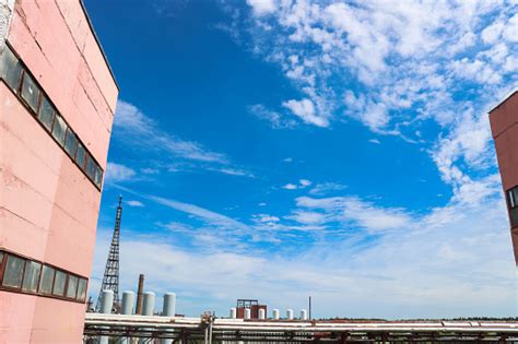 파이프 기둥 및 건물 생산 건물 산업 화학 정유 공장 석유화학 플랜트의 구름과 푸른 하늘을 육교 파이프 라인 보기 가솔린에 대한 스톡 사진 및 기타 이미지 Istock