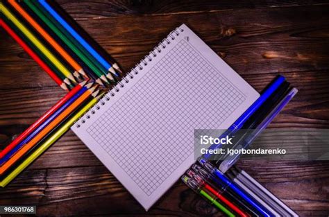 다른 학교 문구 세트입니다 메모장 Pensils 나무 책상에 학교 돌아가기 상위 뷰 개념에 대한 스톡 사진 및 기타 이미지 개념 개인 장식품 개체 그룹 Istock