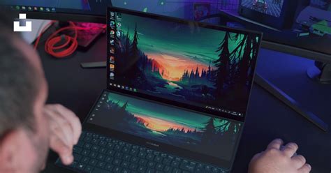 검은색 노트북 컴퓨터가 켜져 녹색과 노란색 표시등이 켜짐 사진 Unsplash의 무료 사무실 이미지