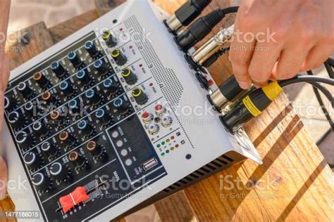 야외에서 사운드 케이블을 음악 믹싱 콘솔에 연결하는 손의 평면도 케이블에 대한 스톡 사진 및 기타 이미지 케이블 탁자 혼합 Istock