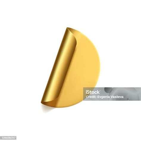 껍질을 벗기는 코너 모의 세트가있는 골드 라운드 구겨진 스티커 흰색 배경에 주름 효과가있는 접착제 황금 호일 또는 플라스틱