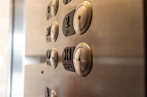 엘리베이터 제어판 클로즈업 둥근 버튼이 있는 스테인리스 스틸 숫자 및 점자 긴급 호출 및 문 열림 버튼 0명에 대한 스톡 사진 및 기타 이미지 Istock