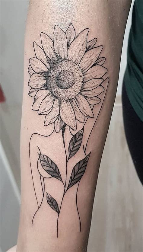 Super Creative Sunflower Tattoo © Tattoo Artist Rafaella Oliveira 💙🌻💙🌻💙