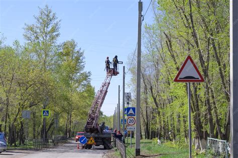Trabalhador Com Capacete E Equipamento De Protecção De Segurança
