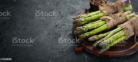 검은 배경에 신선한 녹색 아스파라거스의 다발 건강 한 음식 평면도 텍스트를 위한 여유 공간 계절에 대한 스톡 사진 및 기타 이미지 Istock