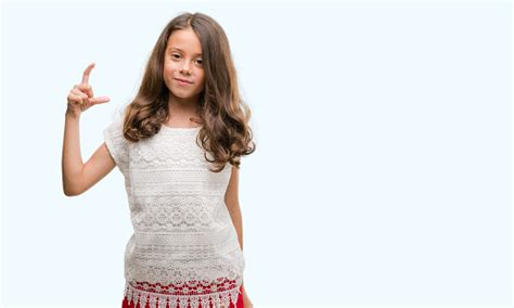 히스패닉계 여 자가 웃 고 자신감 생기고 카메라 동안 손가락으로 크기 표시를 하 고 손으로 몸짓 측정 개념입니다 T 셔츠에 대한 스톡 사진 및 기타 이미지 Istock