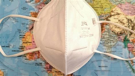 인도의 사업가가 순금으로 마스크를 만든 이유