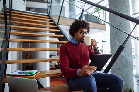 디지털 태블릿을 사용하여 계단에서 일하는 아프리카 계 미국인 사업가 남성에 대한 스톡 사진 및 기타 이미지 남성 흑인 민족 경영자 Istock