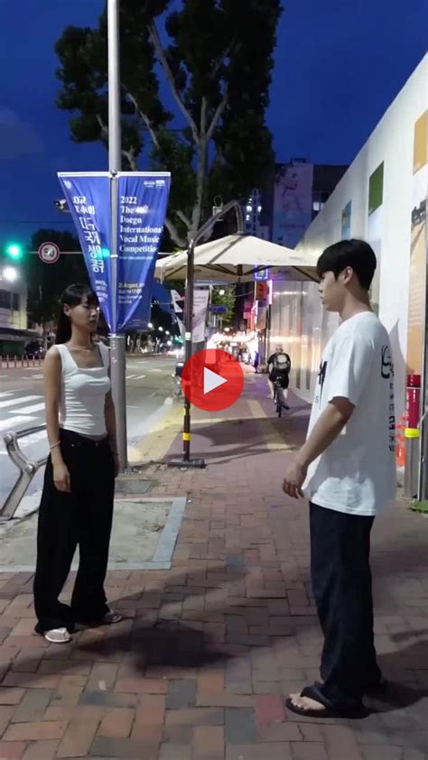 누나를 기둥에 매달고 도망가는 남동생 유머 움짤 이슈 에펨코리아