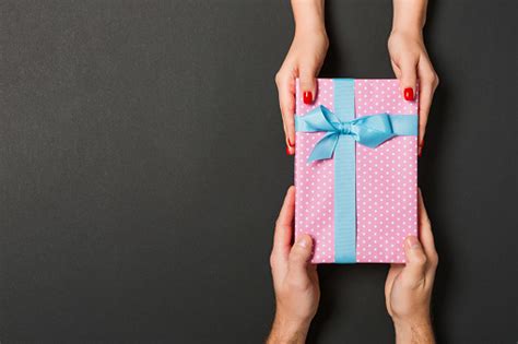 화려한 배경에 현재 상자를 들고 남성과 여성의 손의 상단보기 선물 개념을 공유합니다 복사 공간 2명에 대한 스톡 사진 및 기타 이미지 Istock