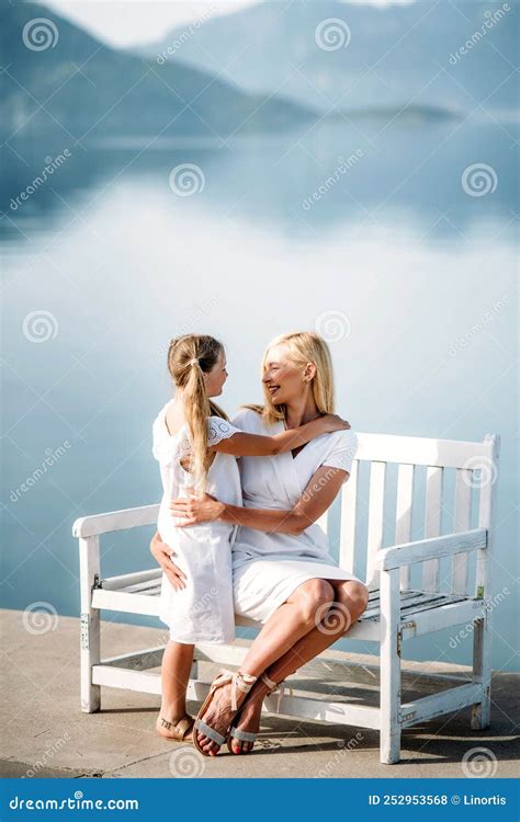Feliz Milenaria Madre E Hija Adolescente Rubia En Familia Blanca Se
