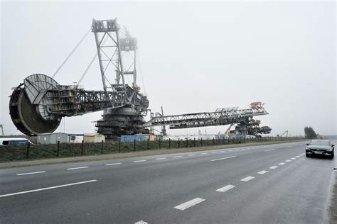 크레인 옆에서 고속도로를 달리는 자동차 사진 Unsplash의 무료 베우차토프 이미지