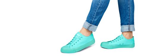 청바지와 스 니 커 즈 흰색 배경 복사 공간 템플릿에 고립 된 여성 다리 개인 장식품에 대한 스톡 사진 및 기타 이미지 개인 장식품 거리 고무 Istock