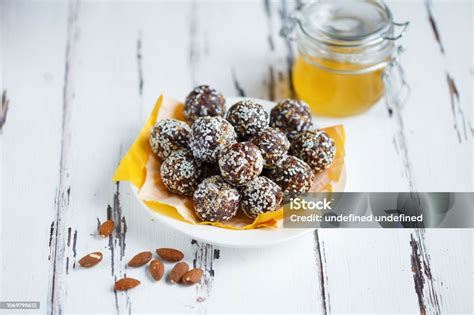 밝은 나무 배경에 접시에 참 깨 꿀 날짜 견과류와 건강 한 에너지 유기 물기 0명에 대한 스톡 사진 및 기타 이미지 0명 그래놀라 꿀 Istock