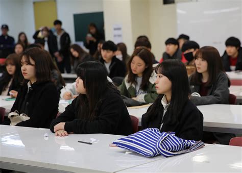 생각하는 디자인 여유로운 시간 이런 영화는 어떨까요😀 고령화 사회에 맞는 시니어 일자리를 생각하게 되는 영화 인턴