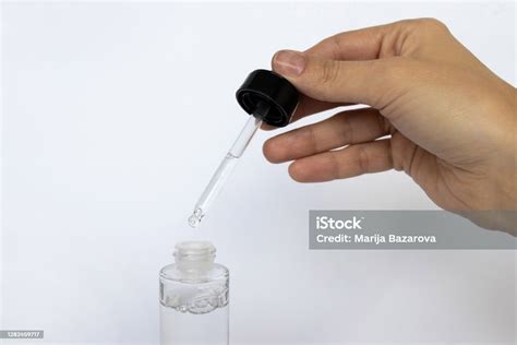 드롭퍼 유리 병 모형 흰색 배경에 크립토 피펫 흰색 배경에 화장품 파이펫에서 기름 방울 폭포 건강관리와 의술에 대한 스톡 사진 및 기타 이미지 Istock