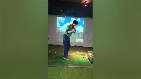 양팔이 펴지면서 바깥방향으로 나가면서 중력의 힘으로 떨어집니다그때 나는 높이를 유지하고 헤드가 더 강하게 떨어지도록 관성을 사용하면서 팔을 들어올립니다손가락이 그립을