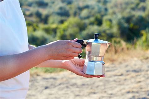 시골 허브에서 햇볕이 잘 드는 따뜻한 빛에 간헐천 커피 메이커를 들고 여자 분위기 소박한 순간 여행 중 의 대체 커피 양조 간헐천에 대한 스톡 사진 및 기타 이미지 Istock