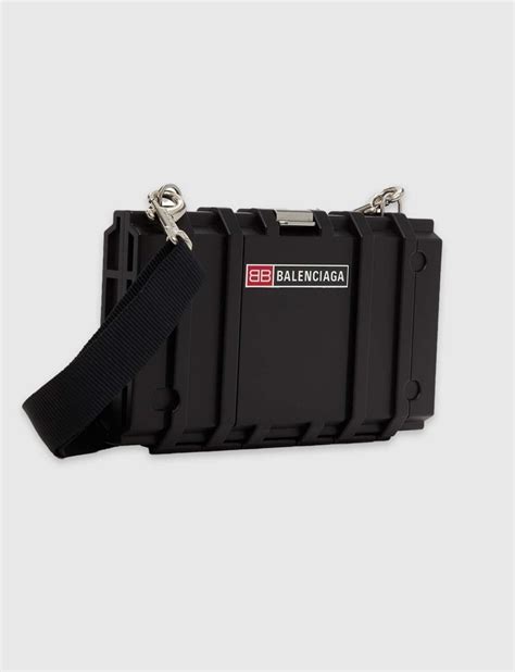 Selain Gelang Selotip Ini Produk Berdesain Aneh Balenciaga