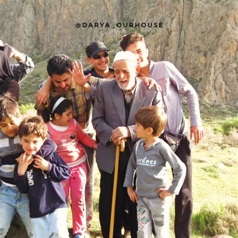 یه روز قشنگ بهاری که نوه ها برای عکس گرفتن با پدربزرگشون باهم دیگه