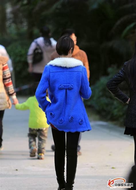 环城公园抓拍的苗条身材妹妹 中国娱乐资讯网cecet Cn